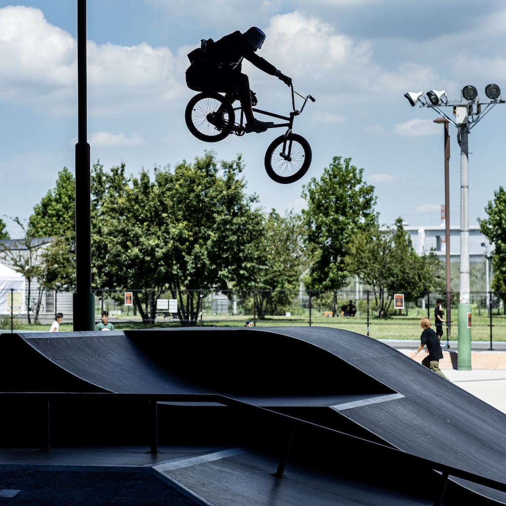 【BMX】東京オリンピック2020から正式種目に採用されたBMX！HIPANDA-Wearを纏ったBMXライダーたちが宙を舞う ...